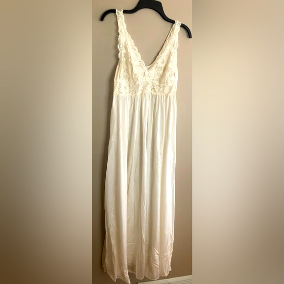 Shadowline | Intimates & Sleepwear | Vintage Shadowline Cream Lacy ...